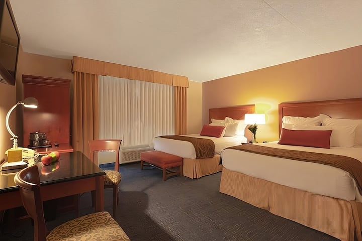 One Unit | Breakfast Included | Near River - Wenatchee, WA