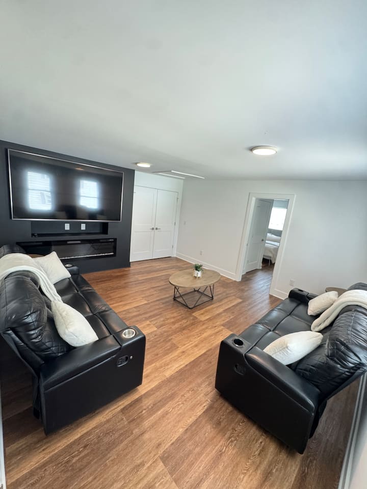 Modern Luxury Retreat By The Wittenberg Steemer - Springfield, OH