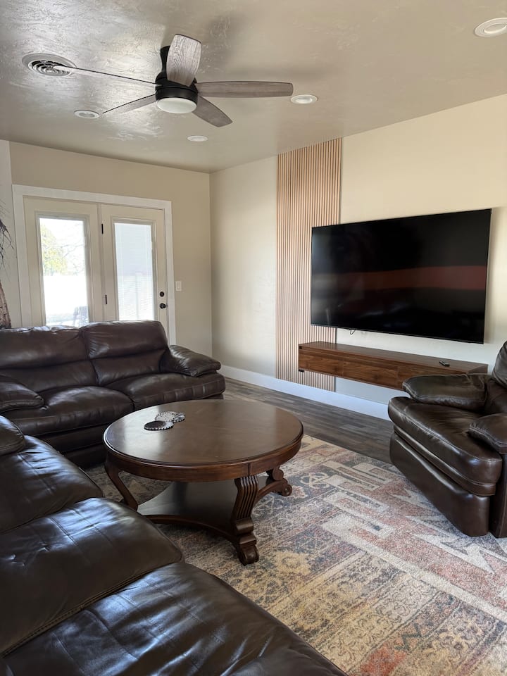 The Hideout | King Beds • Poker • Canyon Access - Jerome, ID