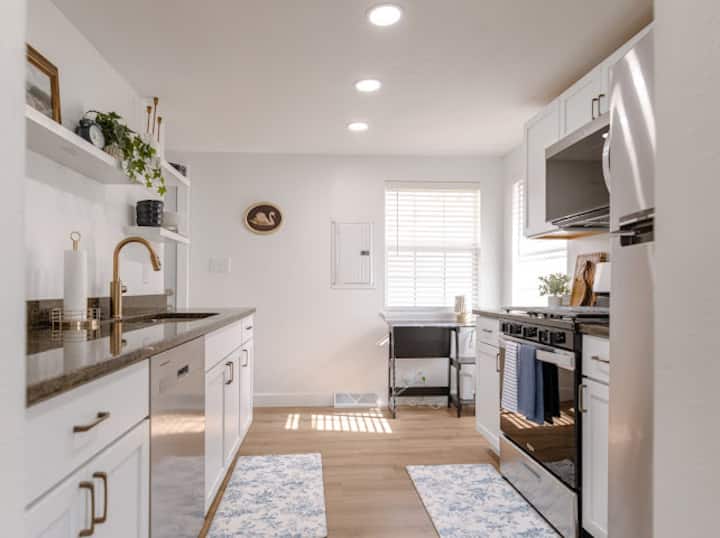 Blue & Gold Swan Stay - 南灣