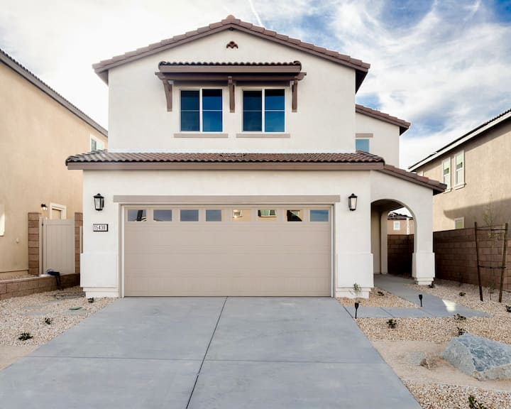 Beautiful Brand New Five Bedroom House. - Victorville, CA