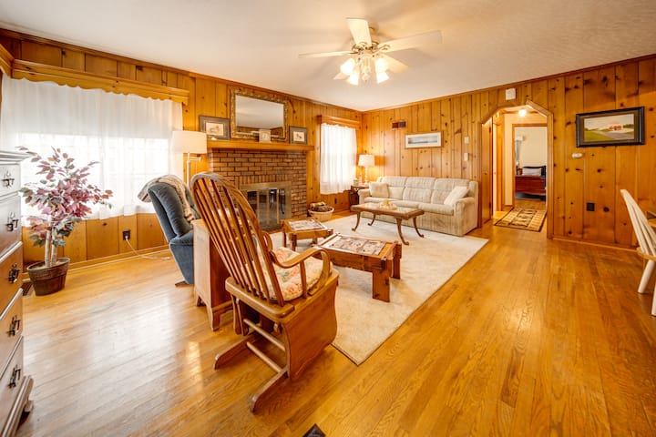 Walk To Edinboro Lake: Cozy Cottage W/ Porch! - Edinboro, PA