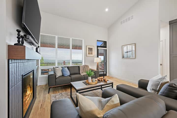 June Bonus: 2 Pool Passes | 4br Retreat | Unit 26 - Fairmont Hot Springs, BC