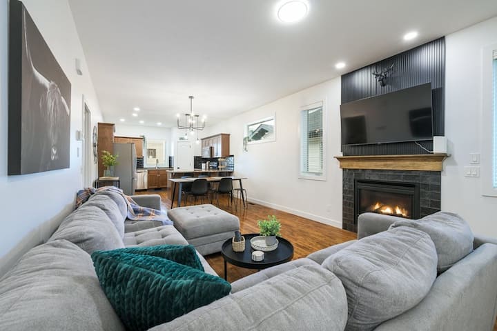 Modern Main Floor House | Perfect For Work Stays - Olds