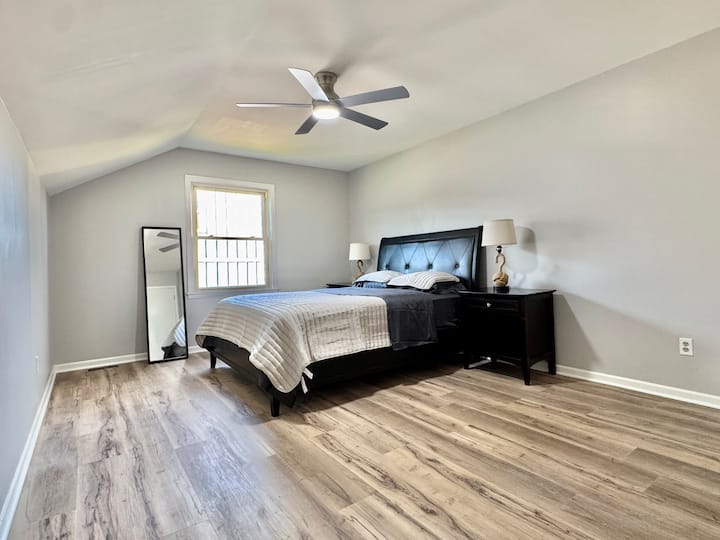 Newly Updated Room In A Suburban Neighborhood - Shawnee, KS