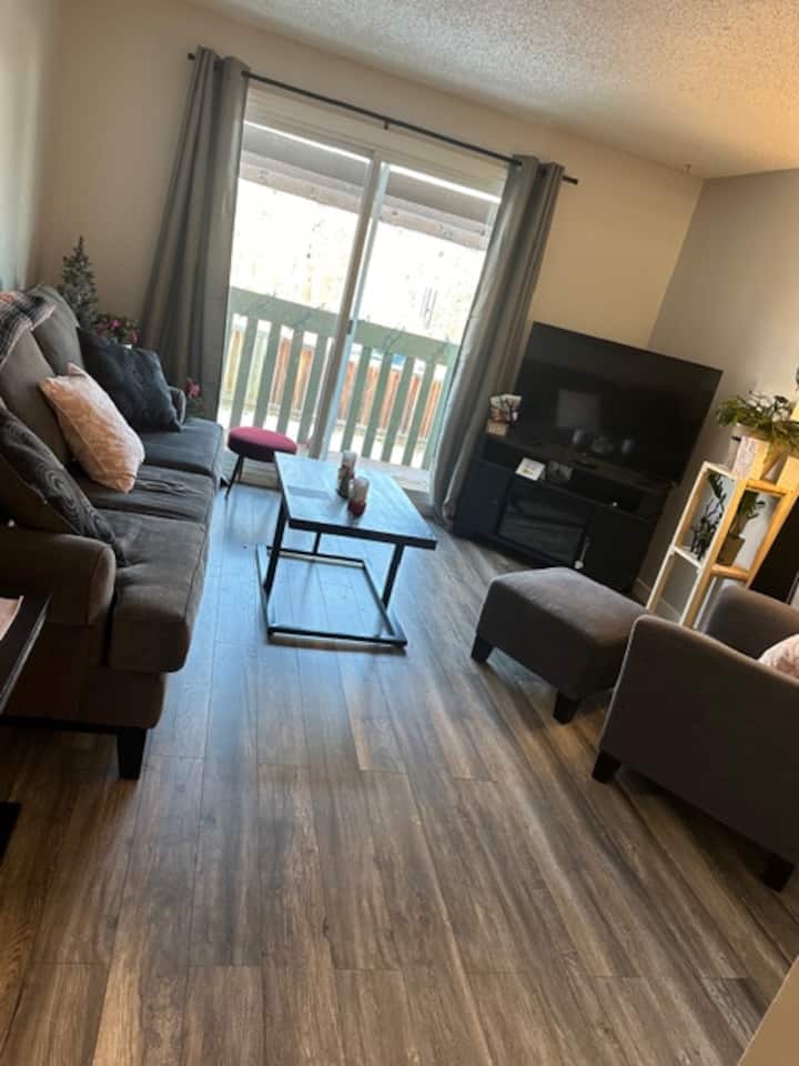 Small Private Getaway - Lacombe