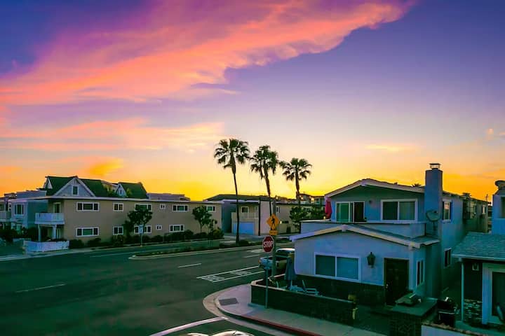 1 Min Walk To Beach! Balcony, View & Parking! - Newport Beach, CA