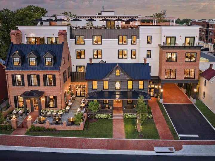 Close To Wineries + Sauna & On Site Dining - Leesburg, VA