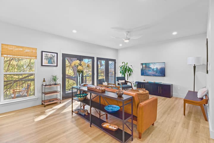 Riverside Luxe: Modern River Haven - New Braunfels, TX