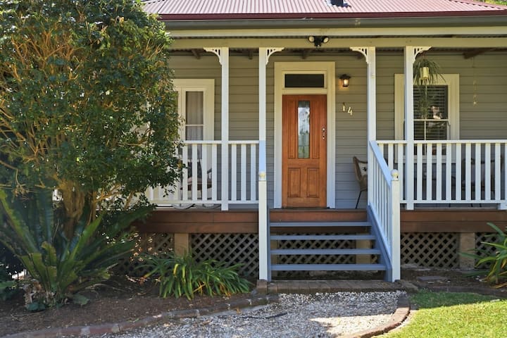 Moore Cottage - Jetty Beach Precinct, Pets Ok, - Coffs Harbour