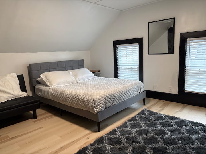 2-bedroom Apt W/ 3 Beds ~ Washer/dryer & Parking! - Rochester, NH