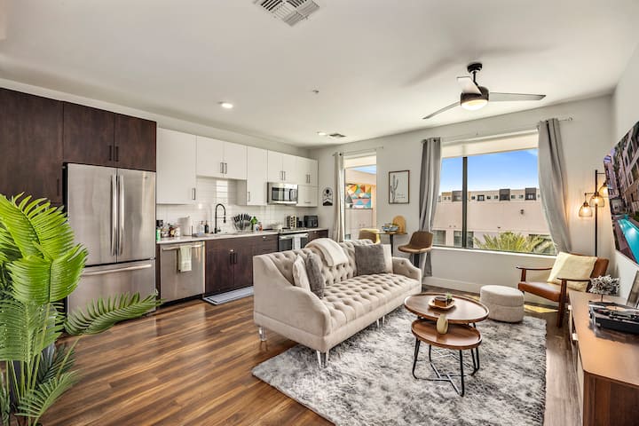 Escape To The Tempe Penthouse King Bed Studio - Tempe, AZ