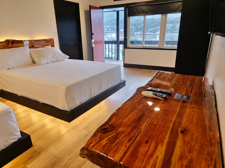 Double Queen Bedroom Suite With Kitchen - Downtown - Juneau, AK