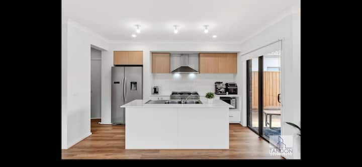 Modern Rockbank Gem Fully Furnished Try B4 Buy - Caroline Springs