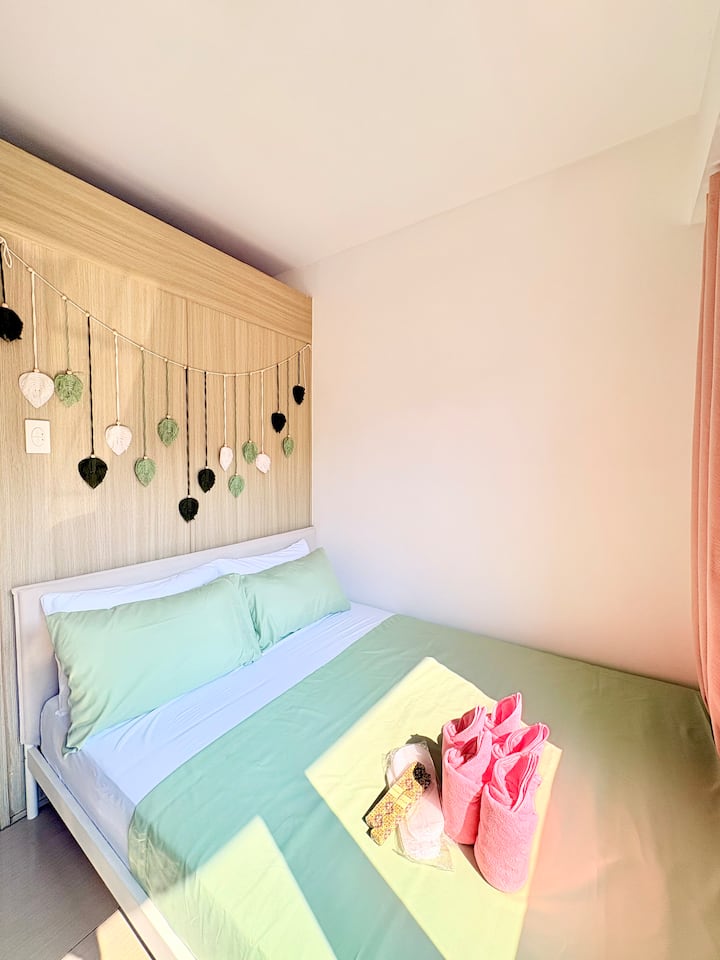 Green Haven • Poolside Condo At Shore - Manille