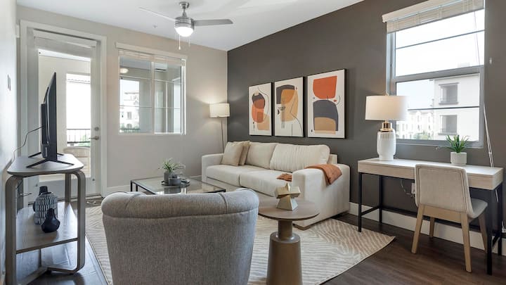Landing | Beautiful 3bd, Gym, Pool - Milwaukee
