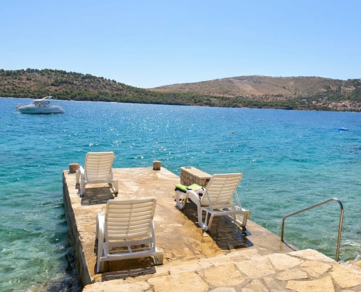 Cozy Seaside Apartment • Sleeps 4 • Near ŠIbenik - Primošten