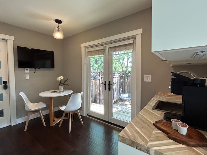Studio Suite W/ Kitchenette & Private Entry - Los Gatos, CA
