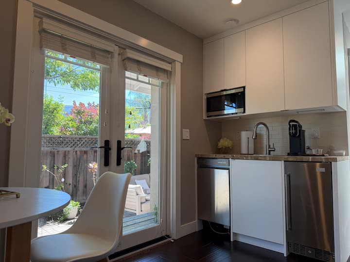 Studio Suite W/ Kitchenette & Private Entry - Los Gatos, CA