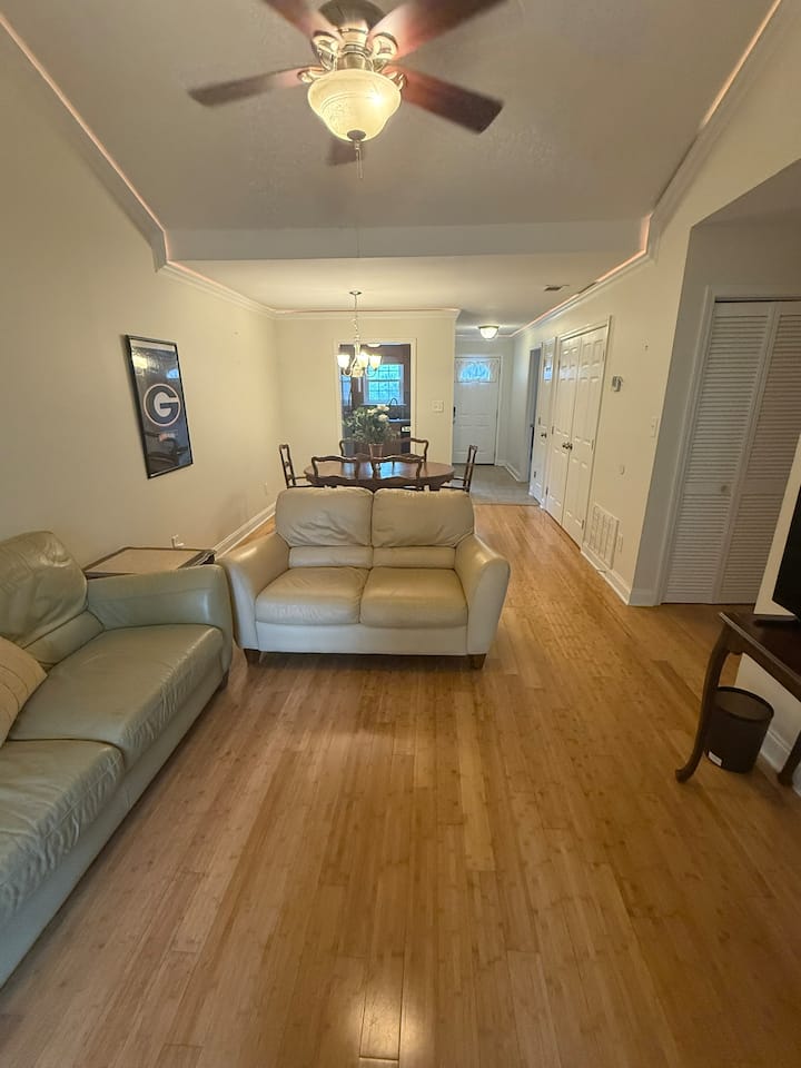 Cozy 2-bedroom Adjacent To Uga - Athens, GA