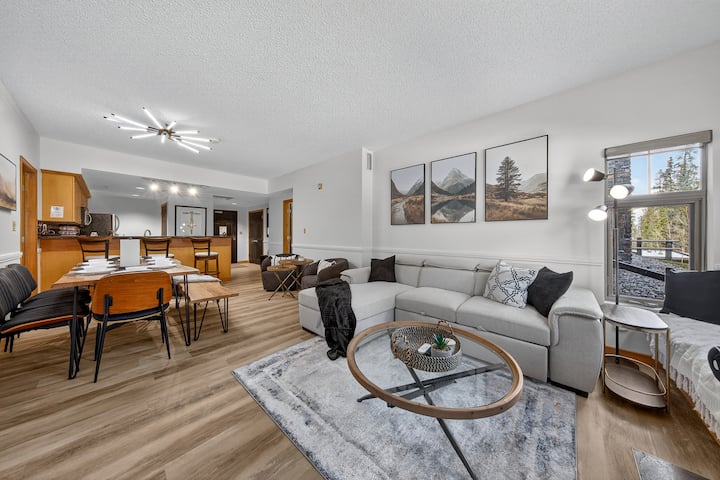 Three Sisters Retreat | 1 King & 2 Queen Beds! - Canada