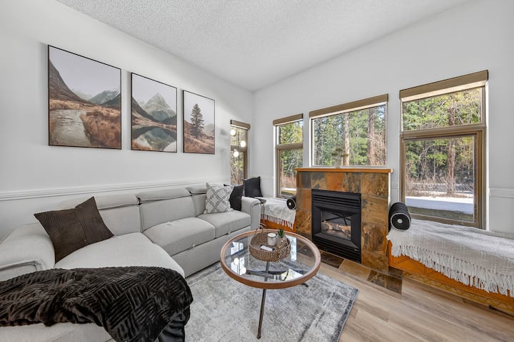 Three Sisters Retreat | 1 King & 2 Queen Beds! - Canmore