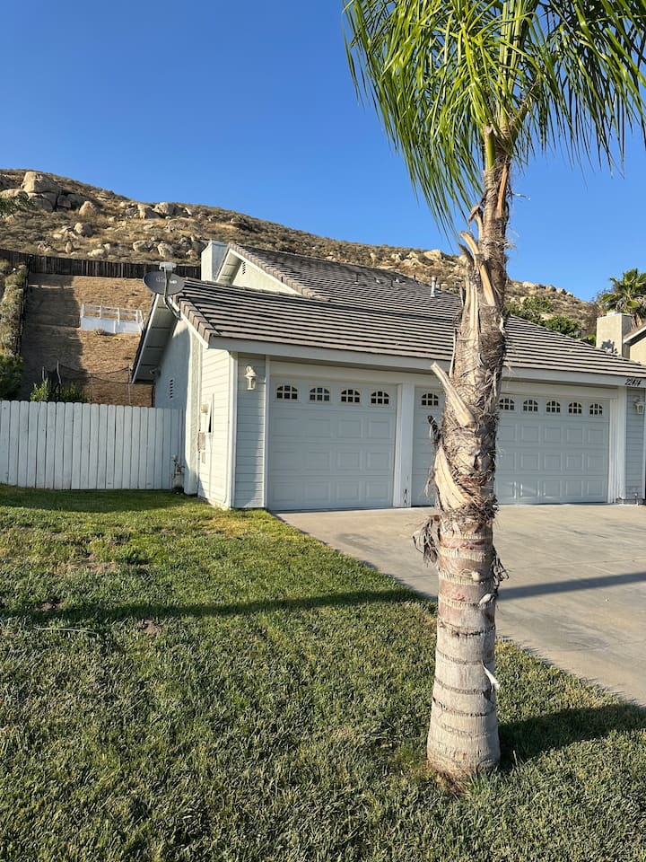 5br Sleeps 10 | Near Ucr & Mall | Prime Location - Moreno Valley, CA