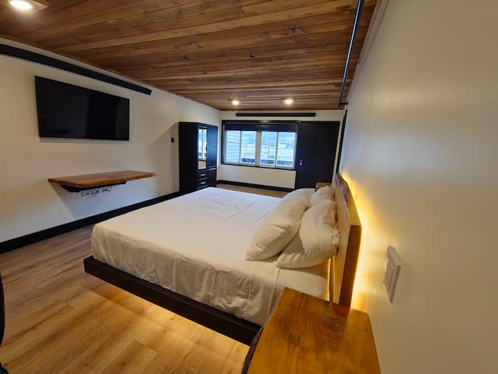 King Bedroom Suite With Kitchen In Downtown Juneau - Juneau, AK