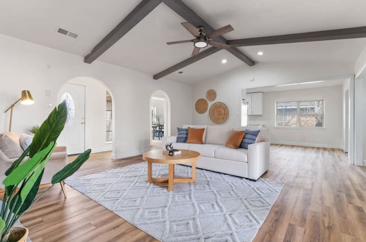 Towngate Luxe Retreat - Garland, TX