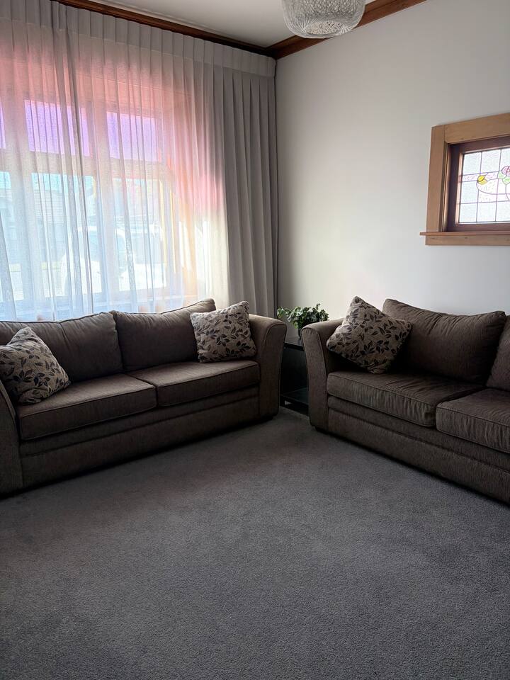 Spacious & Modern Character Close To The Arena - Palmerston North
