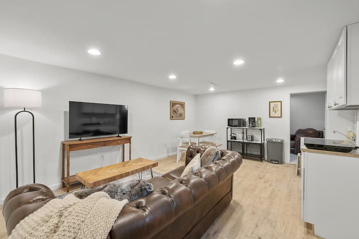 Spacious 2br + Office | Private Entry | Laundry - 比靈斯