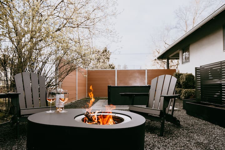 Speakeasy Retreat | Hot Tub + Firepit |Downtown - Moscow, ID