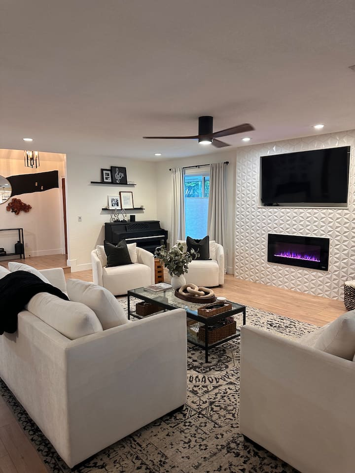 Custom Updated 4 Bedroom With Pool And Bar - Fresno, CA