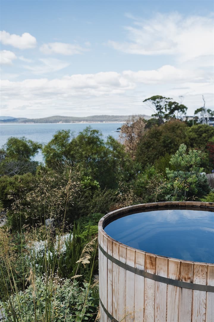 Enchanting Waterfront Cottage With Starlit Hot Tub - Primrose Sands