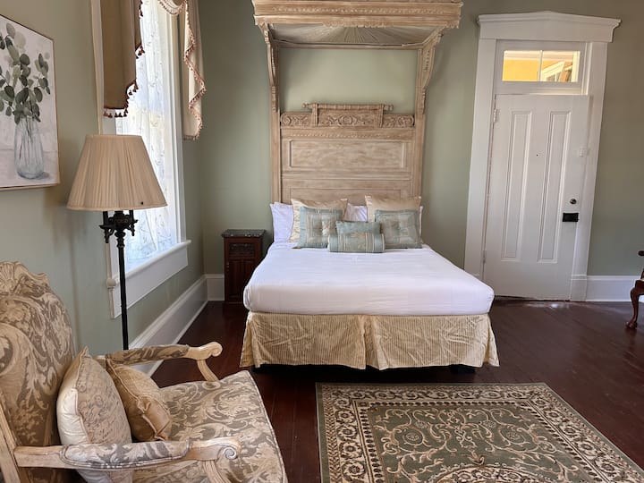 Room 8 Uncle Henry's Room - Vicksburg, MS