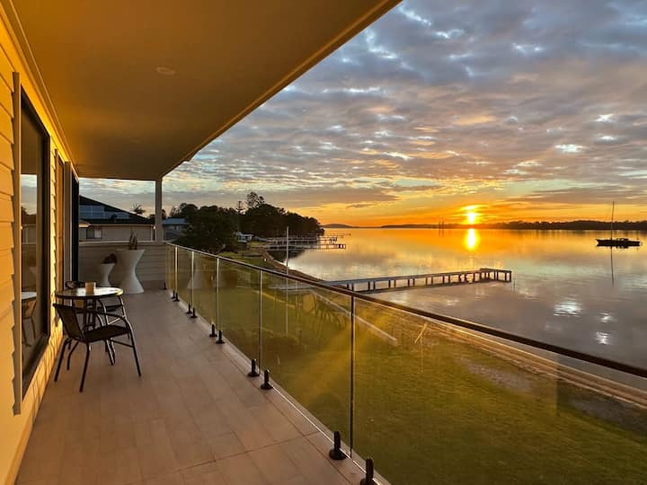 Waterfront Bed & Breakfast. Balcony & Lake Views - Newcastle