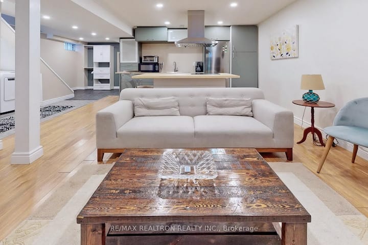 Private Modern Basement With Free Parking - Vaughan