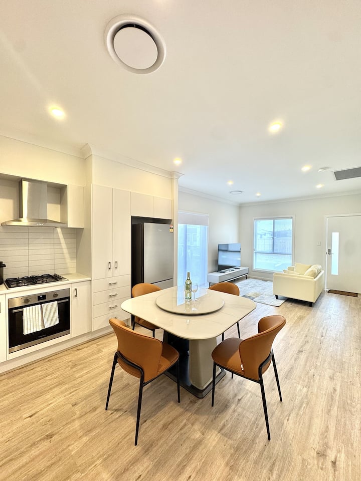 Family Home • Sleeps 10 • Menangle Park - Camden