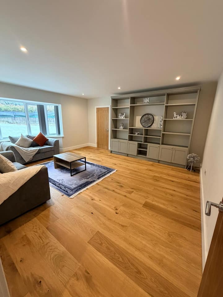 Stunning 3 Bedroom Warm & Plush Oak-floored House - Bracknell