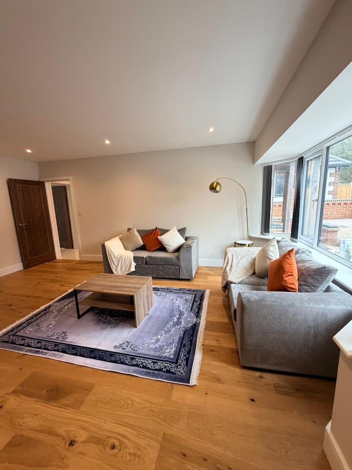Stylish 3br Home Private Luxury Stays & Event Hire - Bracknell