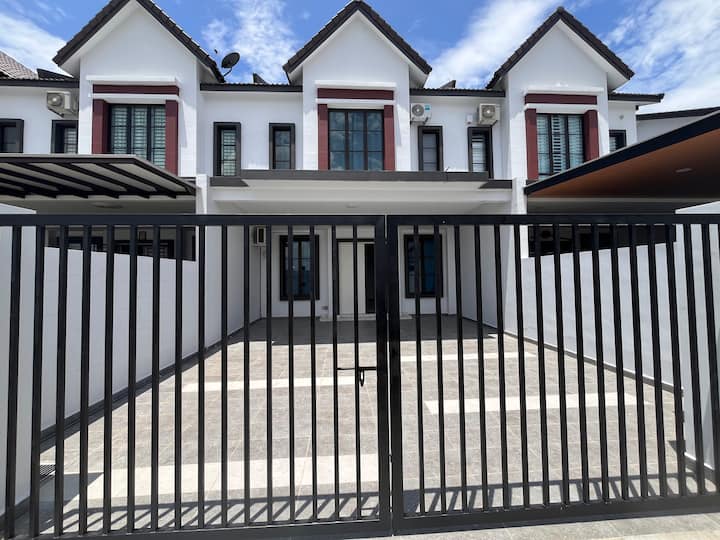 Vr Homestay - Spacious Double Storey- Furnished - Kulai
