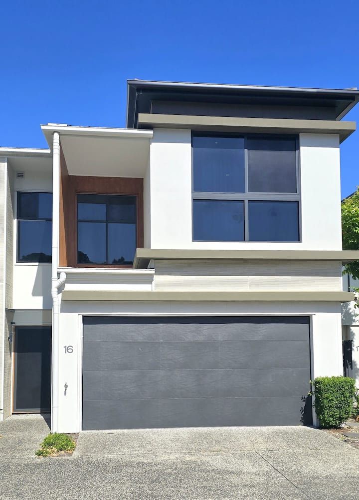 Palladium House (Seq) - Furnished 3 Bedroom 2 Bath - Gold Coast