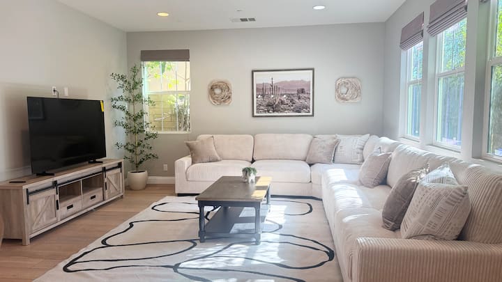 Spacious 4br Great Park Home/walk To Park & Pools - Irvine, CA