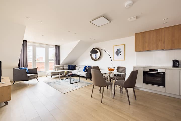 Modern Flat On Staines High Street With Balcony - Staines-upon-Thames