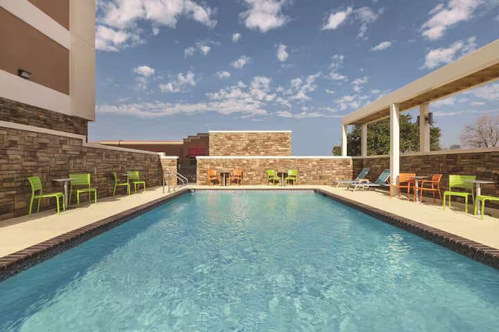 Walk To A&m: King Suite W/ Breakfast, Pool & Gym - College Station, TX