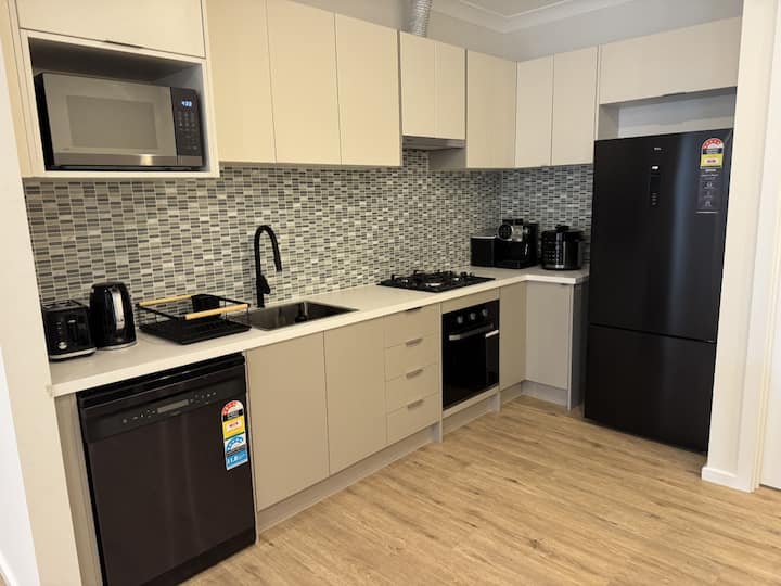 Sunshine Residence • Modern • Sleeps 8 - Camden