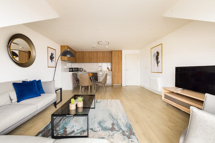 Spacious 2-bed | Staines Centre | With Balcony - Staines-upon-Thames