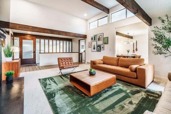 Fw7: 2 Kitchens/living, St Level Br Bath - Federal Way, WA