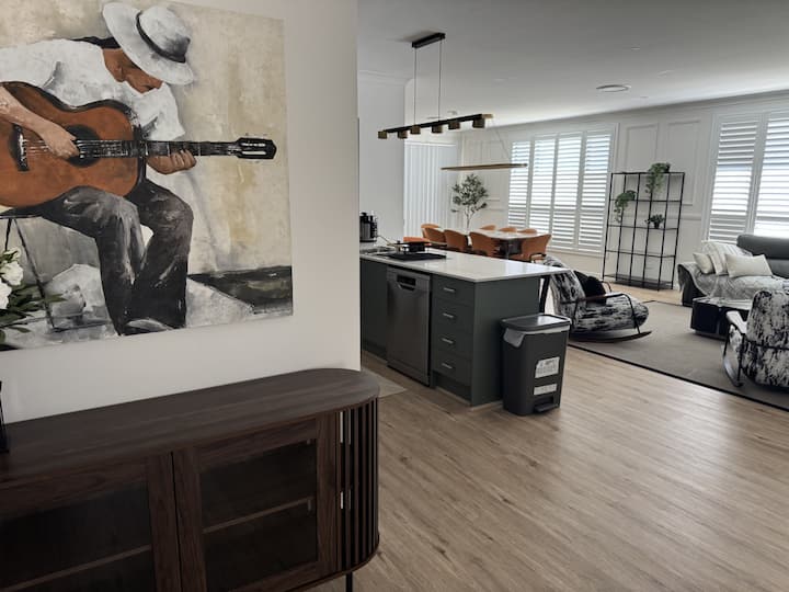 Sunshine Ultra Luxury Home • 4br • Sleeps 8 - Camden