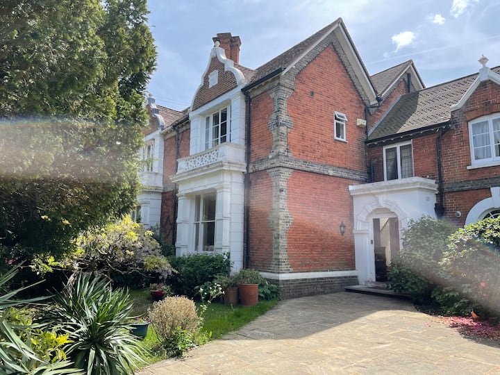 Hampton Court: Elegant 2 Bed Wing. Victorian Home - Hampton